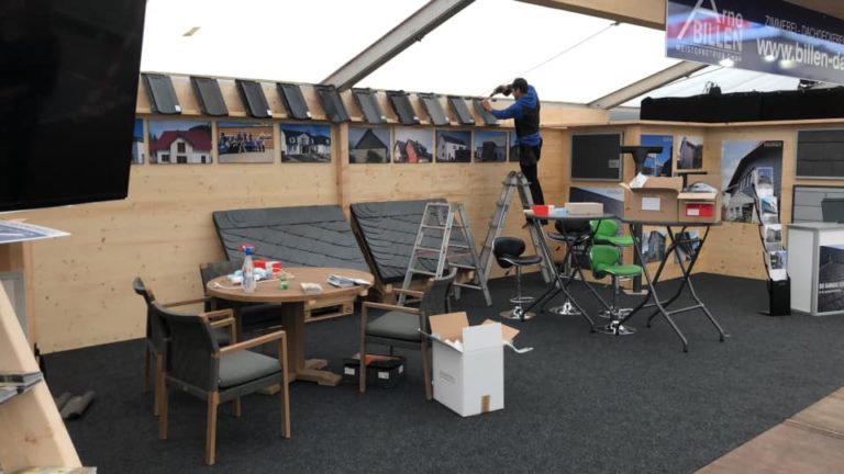 Aufbau Tag 2 von unserem GLS Stand im Zelt 2 mit Alex Winandy . Morgen ...